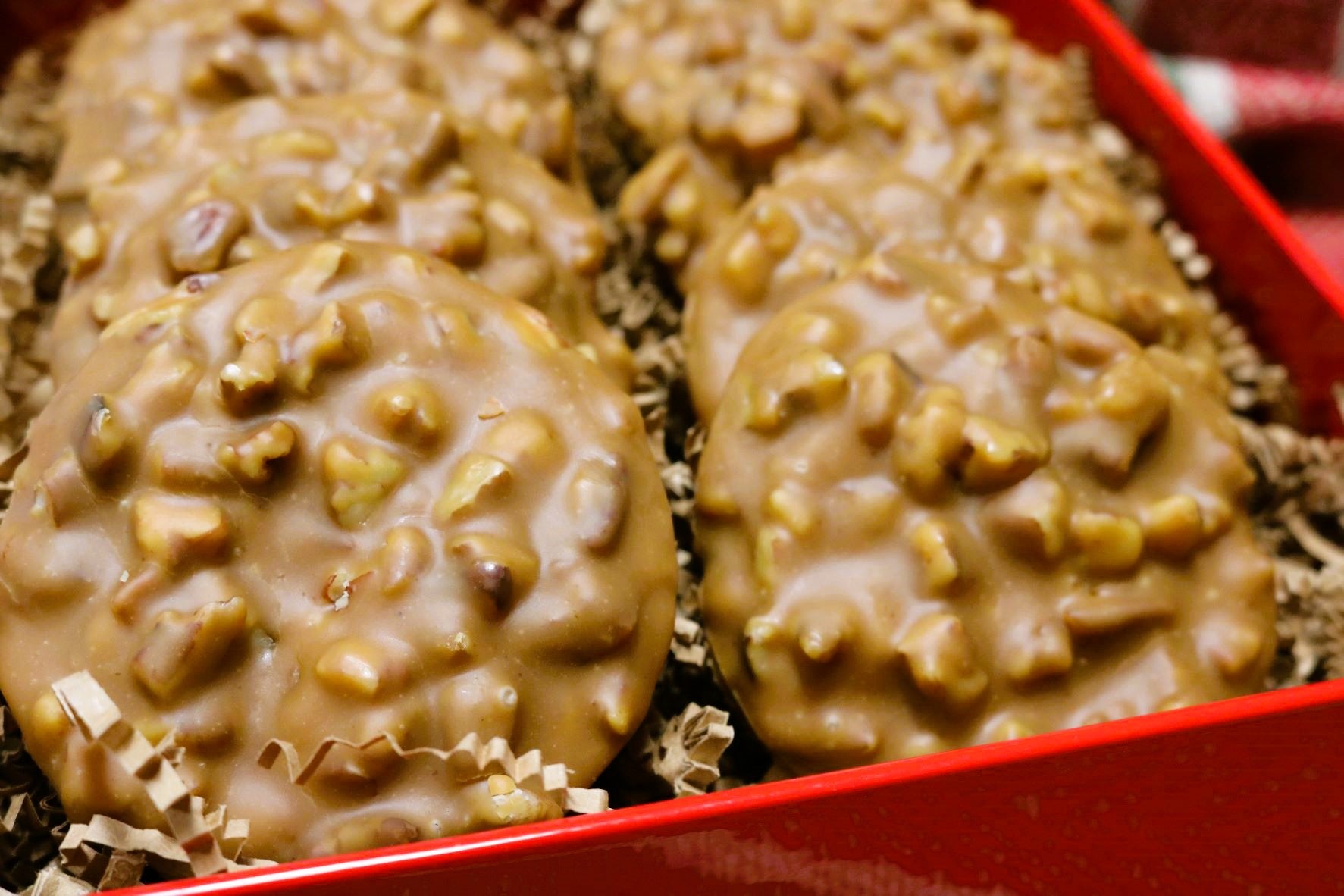 Charleston Southern Pecan Praline Gift Box, 1lb - Charleston Specialty ...